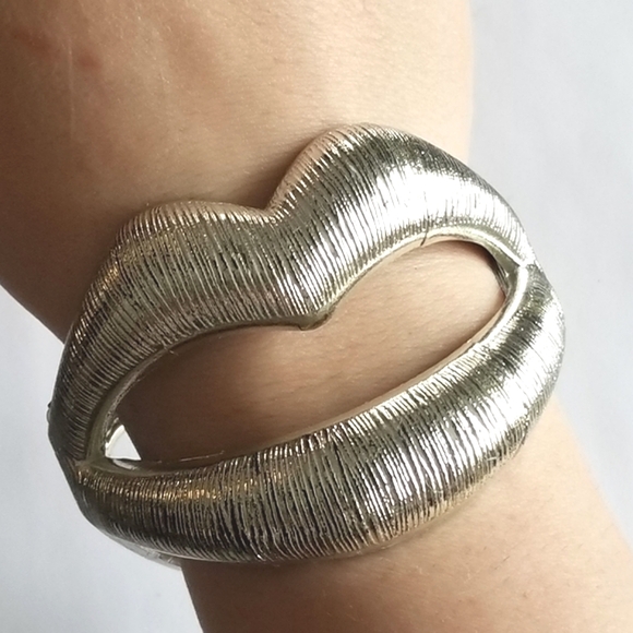 Jewelry | Lips Bracelet Silver Tone Mouth Hinged Bangle Unusual Avante ...